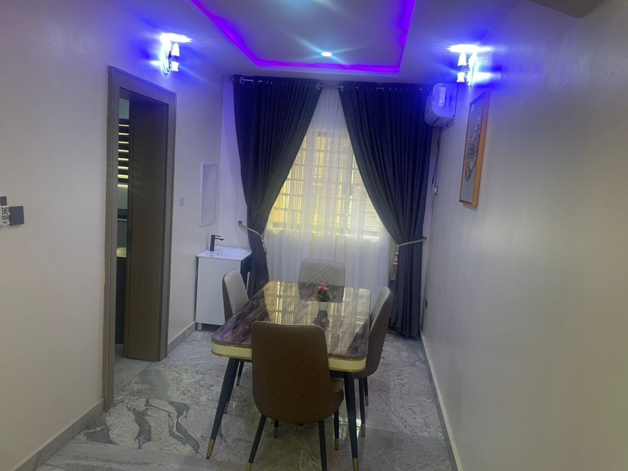 Apartamento, Vista para a cidade | Refeições no quarto