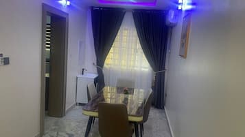 Apartamento, Vista para a cidade | Refeições no quarto