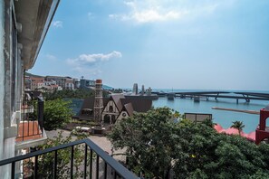 Secretária, secretária adequada para computadores portáteis 