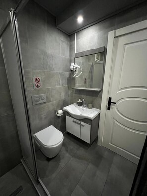 Chuveiro/banheira combinados, produtos de toalete de grife