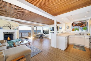 Beautiful Beach Waterfront on vibrant Alki Beach in West Seattle ...