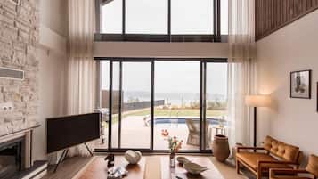 Villa Deluxe, vista para o lago | Sala de estar | Smart TV de 55 polegadas com canais digitais