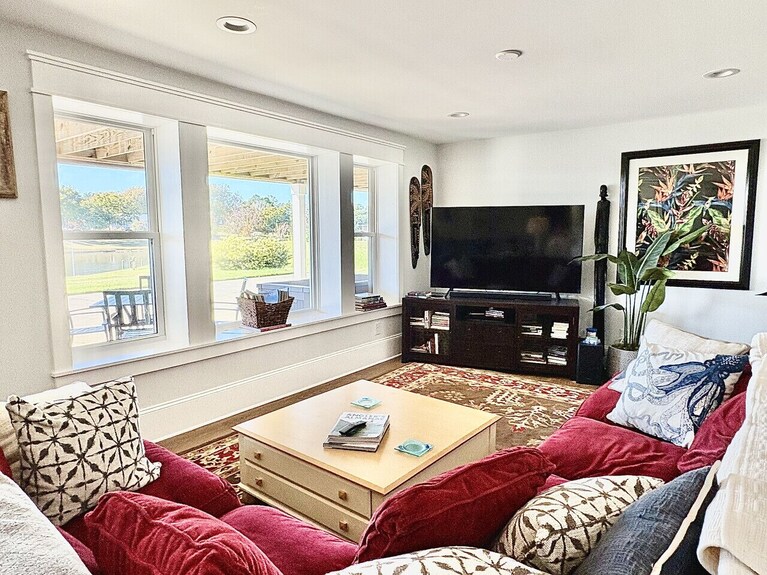 Waterfront Apartment In Swansboro With Boat Lift, Dock Deck. Beautiful Views, And Kayak Launch W/kayaks. - Swansboro, NC