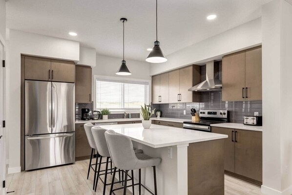 Ultra-Luxe 9-Beds | 2 Kitchens | Garage |AC |BBQ Reviews, Deals ...