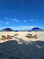 Na praia, areia branca, bar na praia 