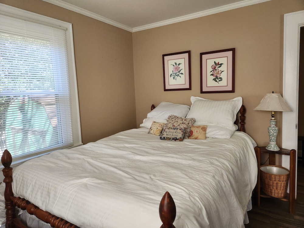 PARKSIDE COTTAGE - Peaceful 2BR Retreat Backing Directly Onto Mac ...