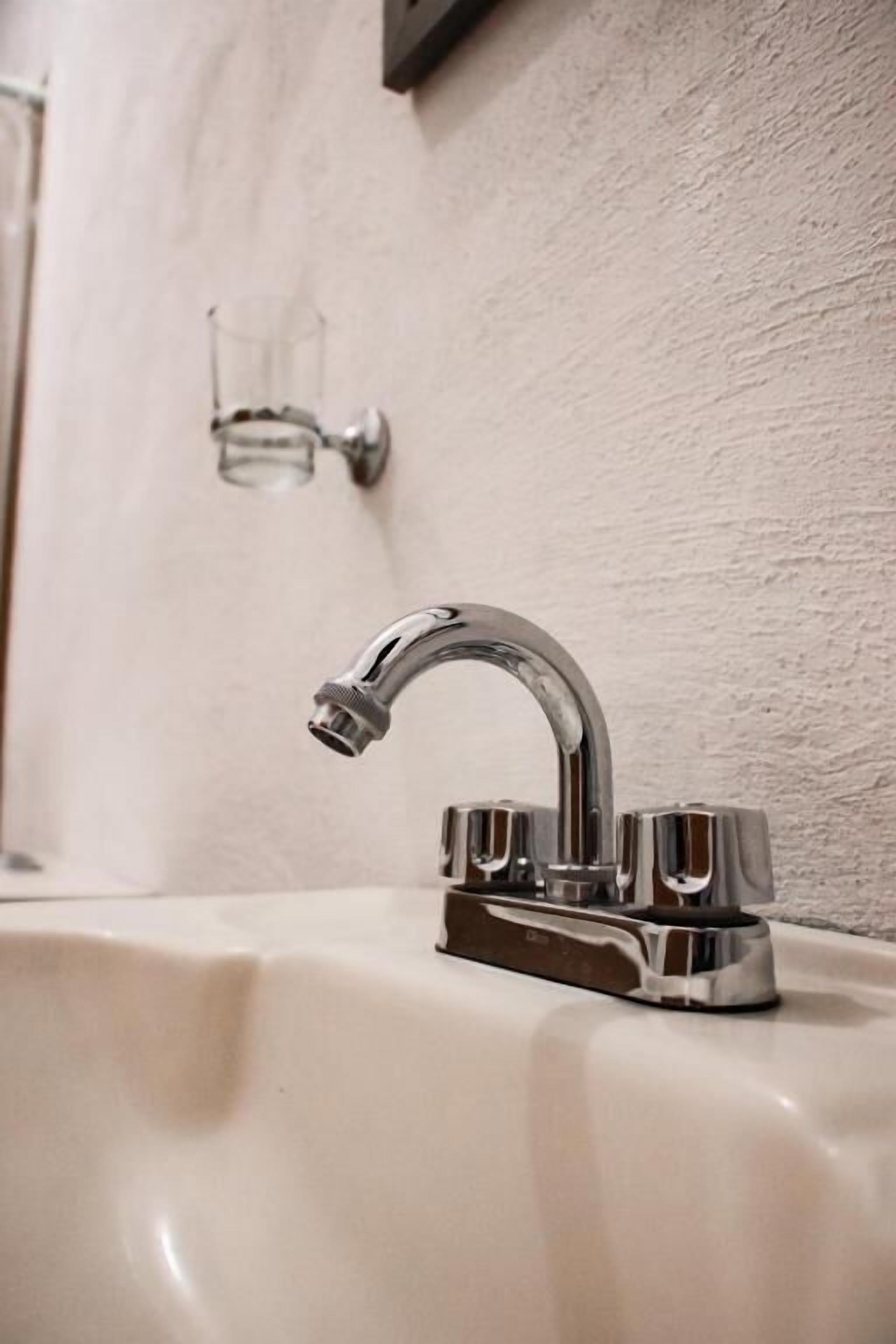 Chuveiro, toalhas de banho, sabonete, shampoo