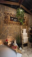 Cabana romântica, sacada, vista para o jardim | Banheiro | Toalhas de banho, sabonete, shampoo, papel higiênico