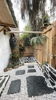 Cabana família, vista para o jardim | Banheiro | Toalhas de banho, sabonete, shampoo, papel higiênico