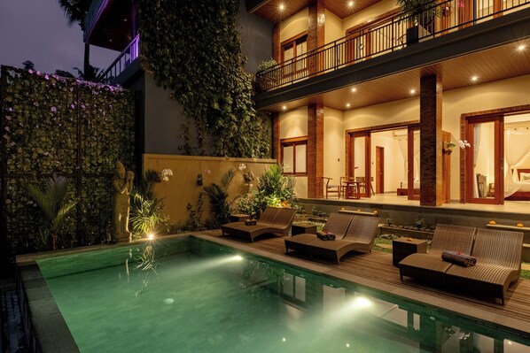 Fachada do alojamento (tarde/noite)