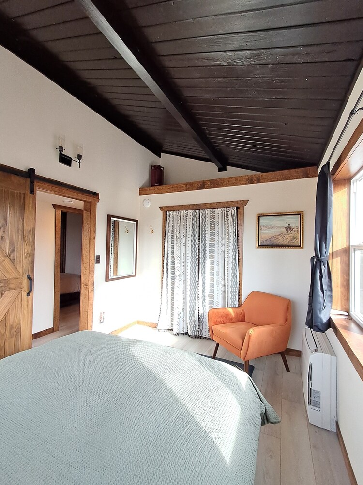 Tranquil 2-bedroom cabin with a majestic Pikes Peak view and free range ...