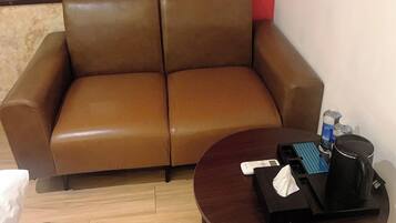 Quarto Duplo Básico | Roupa hipoalergénica, secretária