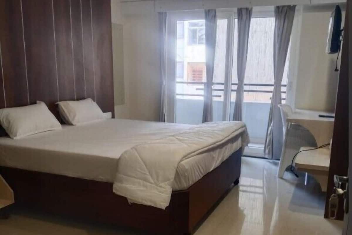 Quarto Duplo de Luxo, varanda, Vista para a cidade | Secretária, secretária adequada para computadores portáteis