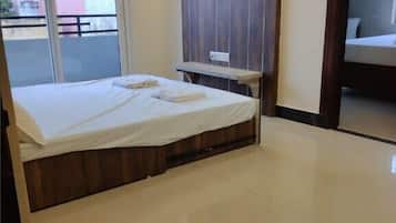 Quarto Duplo ou Twin de Luxo, varanda, Vista para a cidade | Secretária, secretária adequada para computadores portáteis