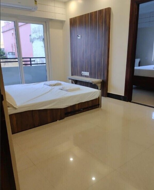 Quarto Duplo ou Twin de Luxo, varanda, Vista para a cidade | Secretária, secretária adequada para computadores portáteis 