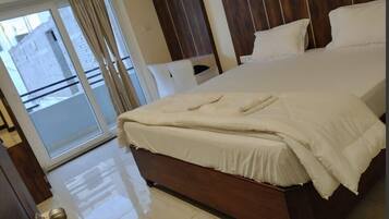 Quarto Duplo de Luxo, varanda, Vista para a cidade | Secretária, secretária adequada para computadores portáteis