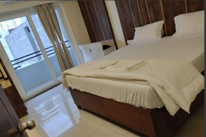 Quarto Duplo de Luxo, varanda, Vista para a cidade | Secretária, secretária adequada para computadores portáteis 