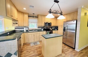 Spacious 2-bedroom upstairs unit in a house surrounded by nature in ...