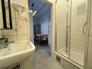 Estúdio Básico | Casa de banho | Um polibã, artigos de higiene pessoal grátis, um secador de cabelo 