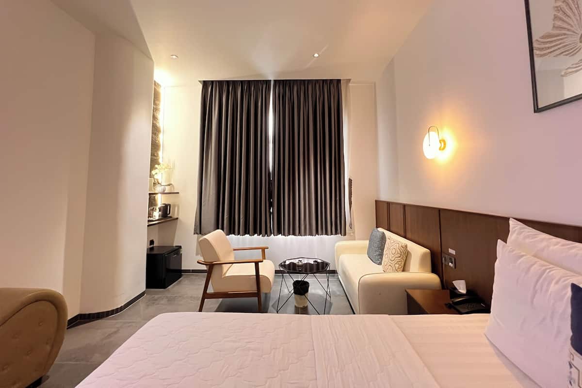 Quarto superluxo | Ferros/tábuas de passar roupa, roupa de cama