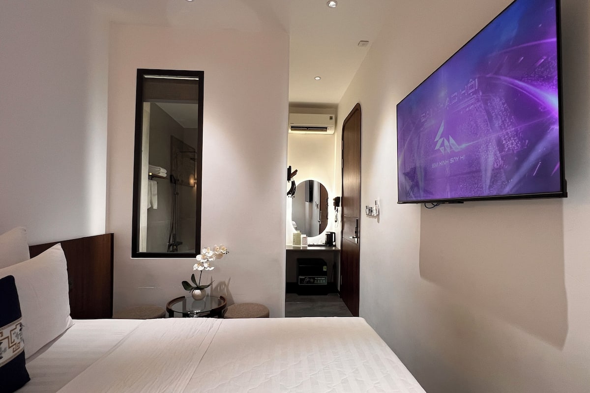 Quarto casal básico de uso individual | Ferros/tábuas de passar roupa, roupa de cama