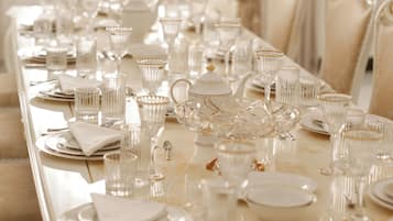 Cofres nos quartos, escrivaninha, espaço de trabalho para notebook