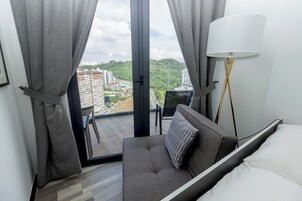 Secretária, secretária adequada para computadores portáteis 