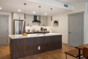 Condo, 2 quartos | Cozinha privada | Geladeira, fogão, cafeteira/chaleira, chaleira elétrica