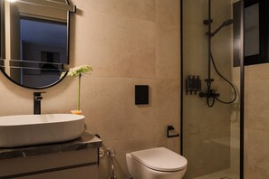 Um polibã e uma banheira separados, artigos de higiene pessoal grátis