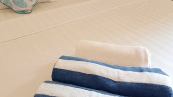 Frigobar, escrivaninha, Wi-Fi de cortesia, roupa de cama