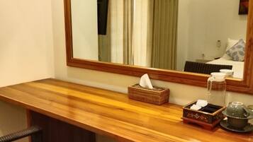 Minibar, secretária, Wi-fi grátis, roupa de cama fornecida