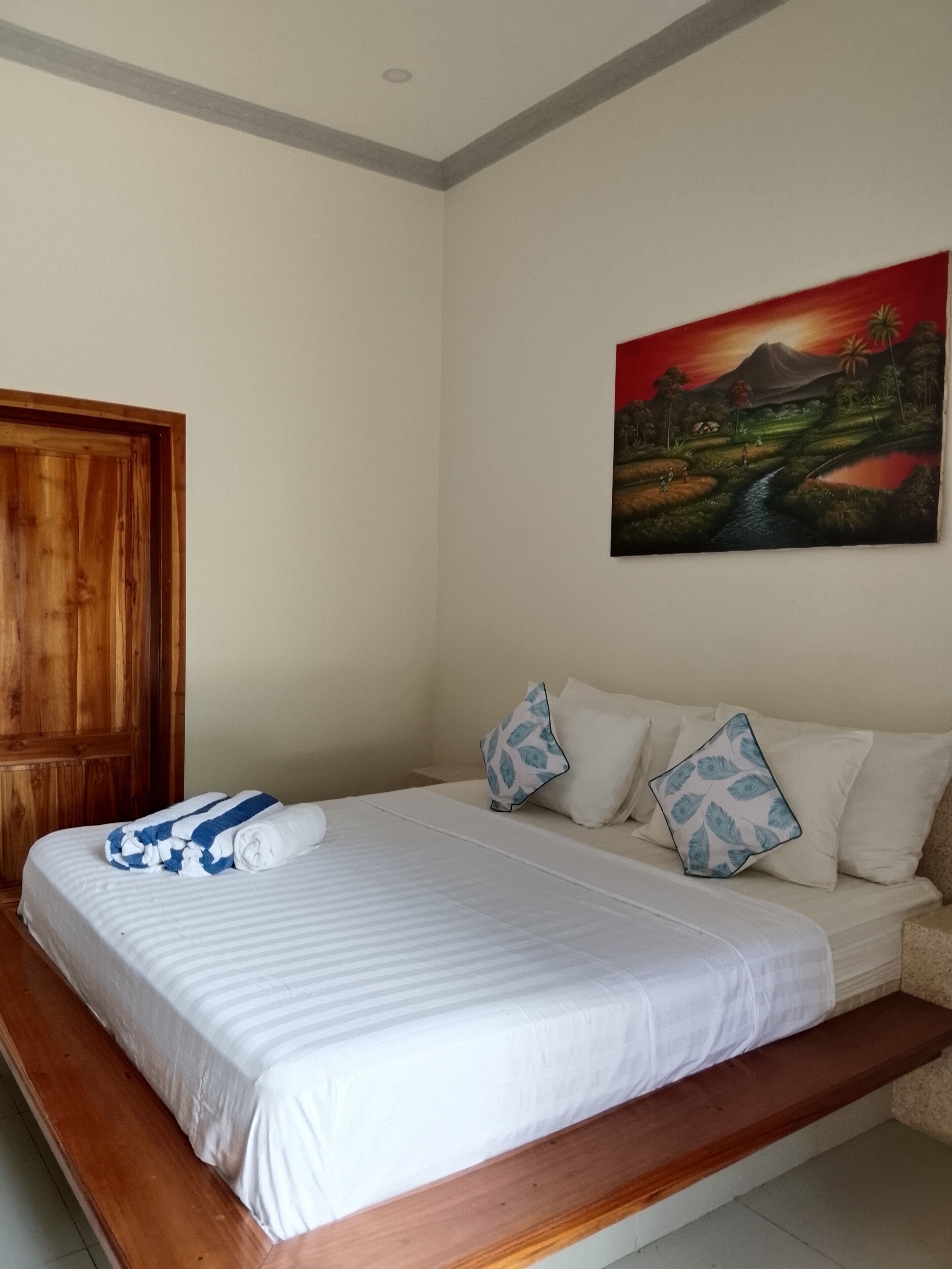 Minibar, secretária, Wi-fi grátis, roupa de cama fornecida 