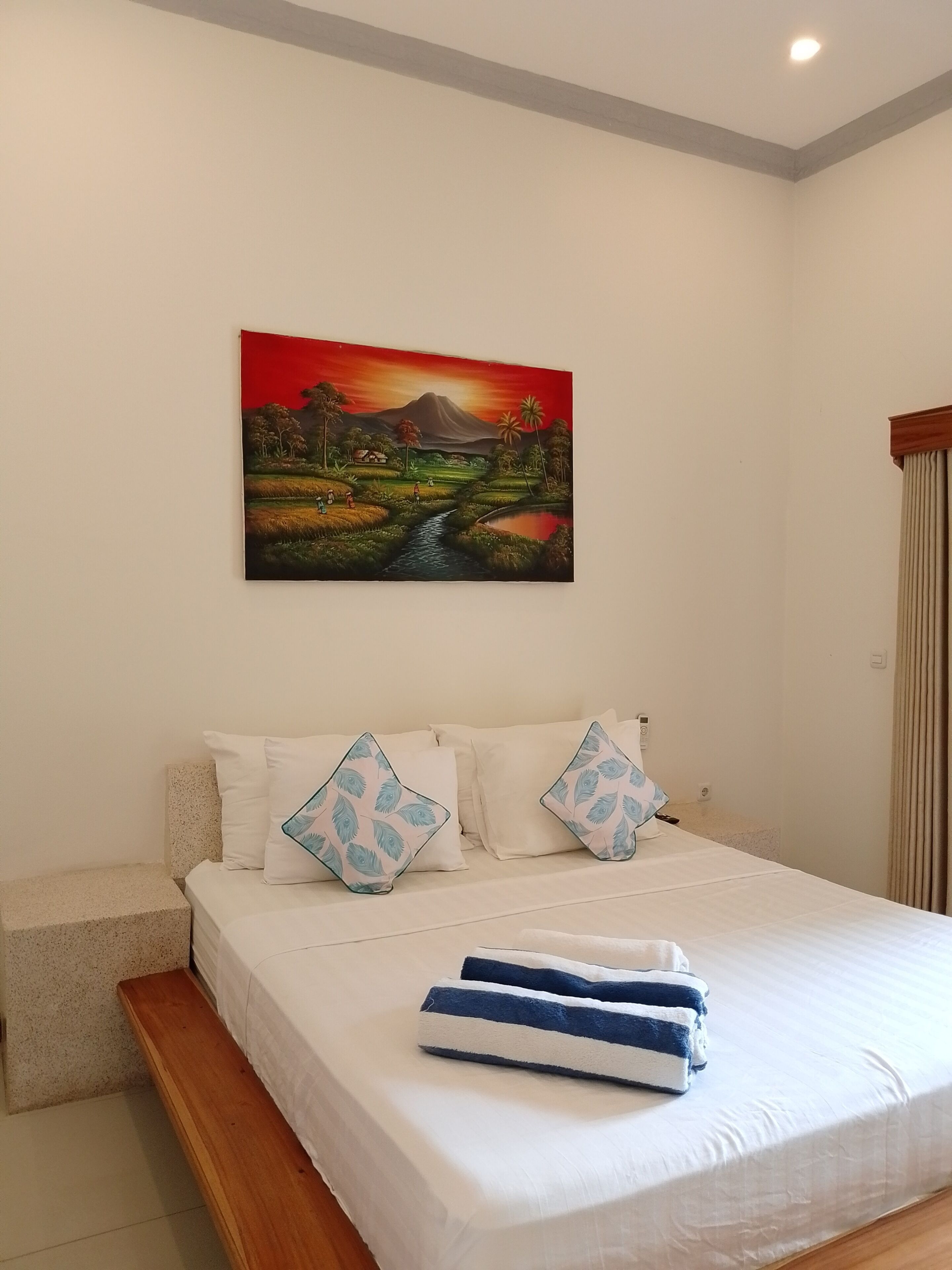 Minibar, secretária, Wi-fi grátis, roupa de cama fornecida 