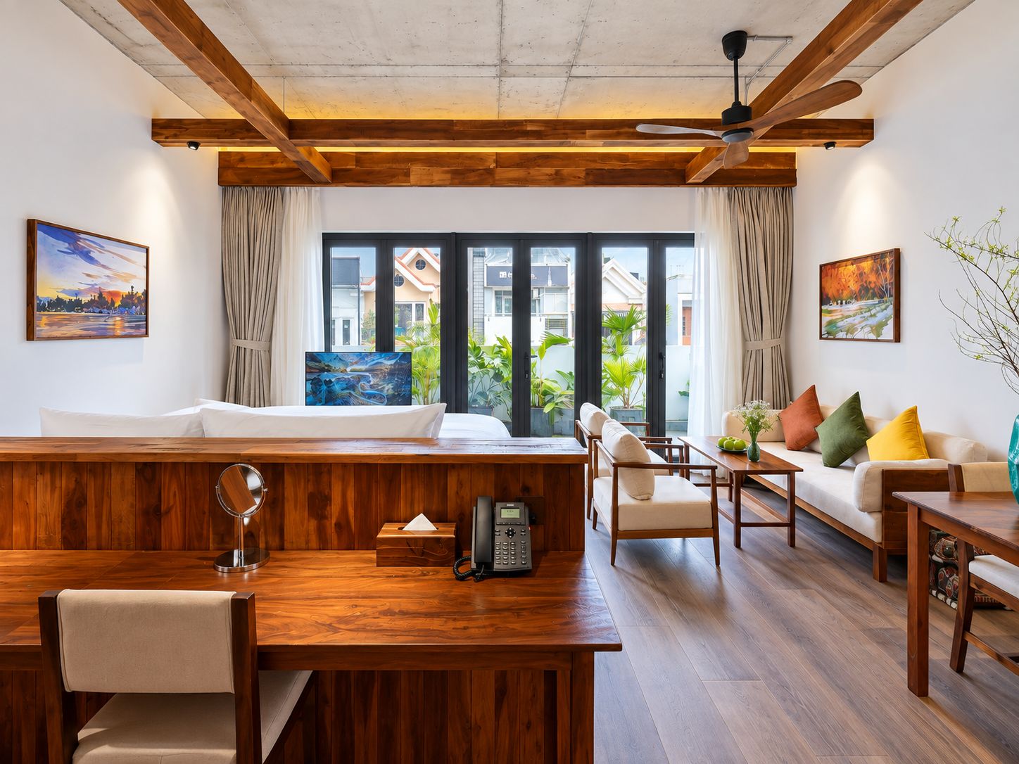 Uma sala de estar moderna com teto de madeira, um sofá, uma mesa de jantar e vista para o exterior.