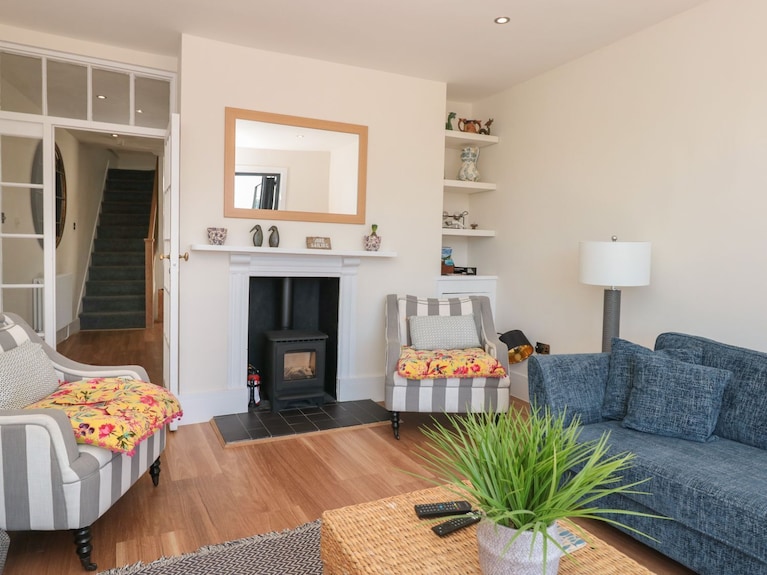 Ty'r Ddraig, Pet Friendly, Character Holiday Cottage In Dartmouth - 다트머스