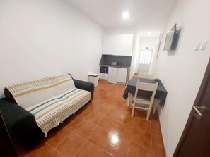 Apartamento standard | Área de estar | TV LCD 50 polegadas com canais via satélite