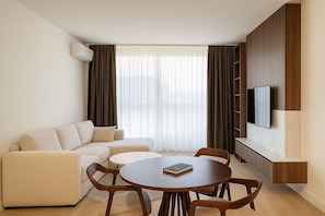 Apartamento superior, varanda | Área de estar