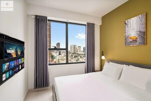 Apartamento premium, 2 quartos, para não fumantes, vista para a cidade | Roupas de cama premium, edredons de pluma, escrivaninha