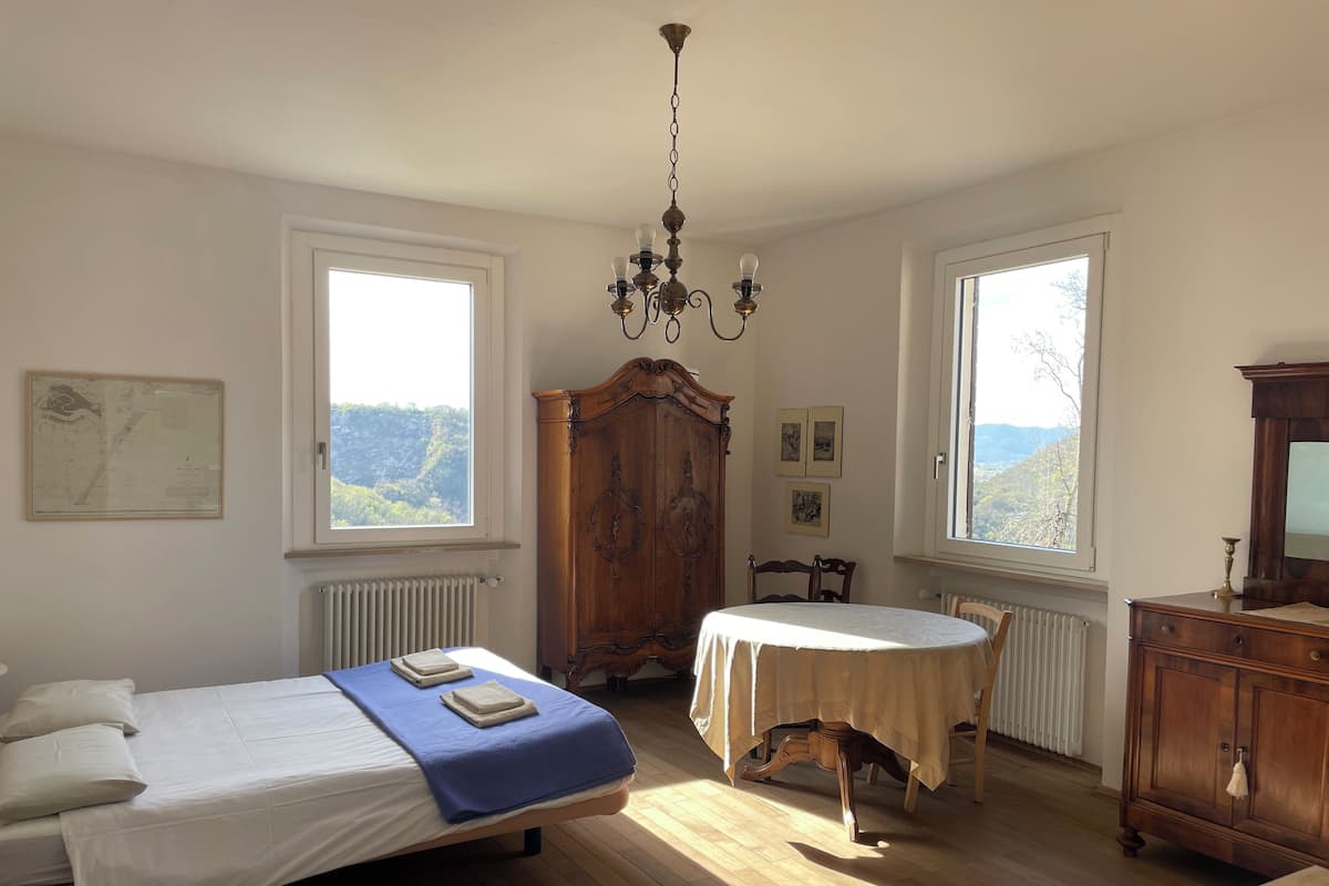 Estúdio clássico, vista para a colina | Ferros/tábuas de passar roupa, Wi-Fi de cortesia