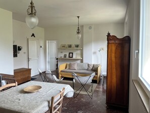 Apartamento panorâmico, vista para a colina | Área de estar