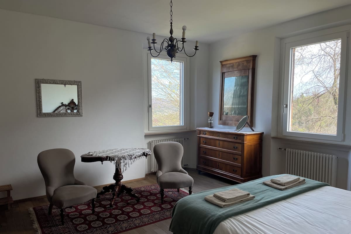 Apartamento panorâmico, vista para a colina | Ferros/tábuas de passar roupa, Wi-Fi de cortesia