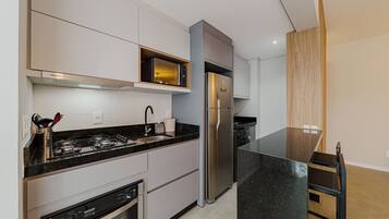 Apartamento Comfort | Cozinha privada | Um frigorífico, um micro-ondas, uma placa de cozinha, liquidificador