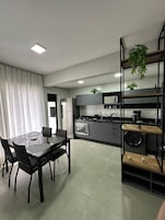Apartamento conforto | Cozinha privada | Geladeira, micro-ondas, cooktop, liquidificador