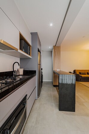 Apartamento Comfort | Cozinha privada | Um frigorífico, um micro-ondas, uma placa de cozinha, liquidificador 