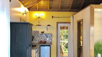 Bangalô superluxo, varanda coberta, vista para a praia | Cozinha privada | Cafeteira/chaleira, torradeira