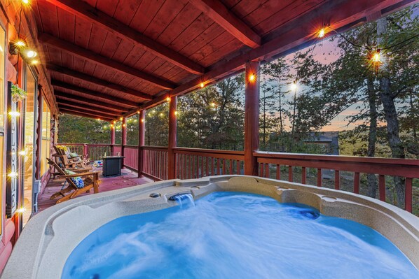 2BR Cabin Retreat, King Bed, Hot Tub, Fire Pit, Scenic Views, Game Room ...