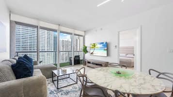 Penthouse de Luxo, varanda, vista para o oceano | Sala de estar | Smart TV de 55 polegadas com canais por cabo, Netflix