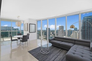 Penthouse Exclusiva | Sala de estar | Smart TV de 55 polegadas com canais por cabo, Netflix 