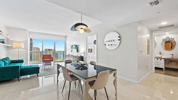 Apartamento de Luxo, varanda, vista para o oceano | Com decoração personalizada, com mobília individualizada, secretária