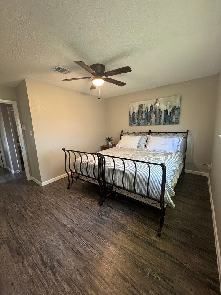 Modernized 3 Bedroom Getaway close to Houston & Galveston ...